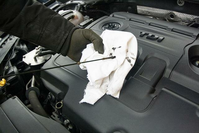 How to Check Your Car Engine Oil Level